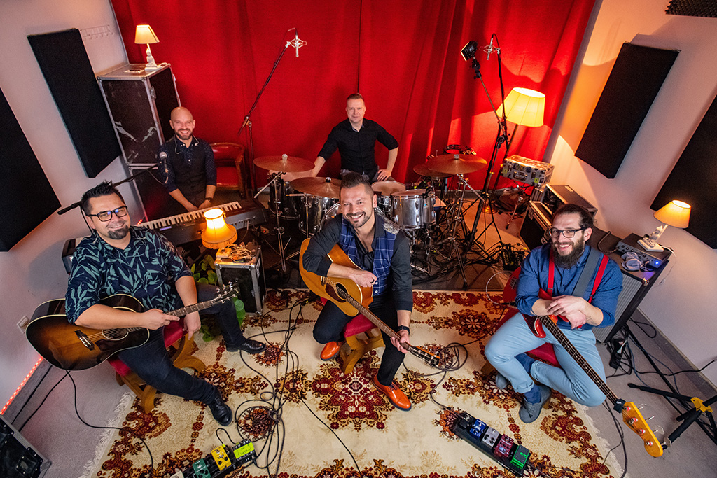 Vatra nastavlja svoju Advent turneju... A pesma "Carstvo Sunca ...